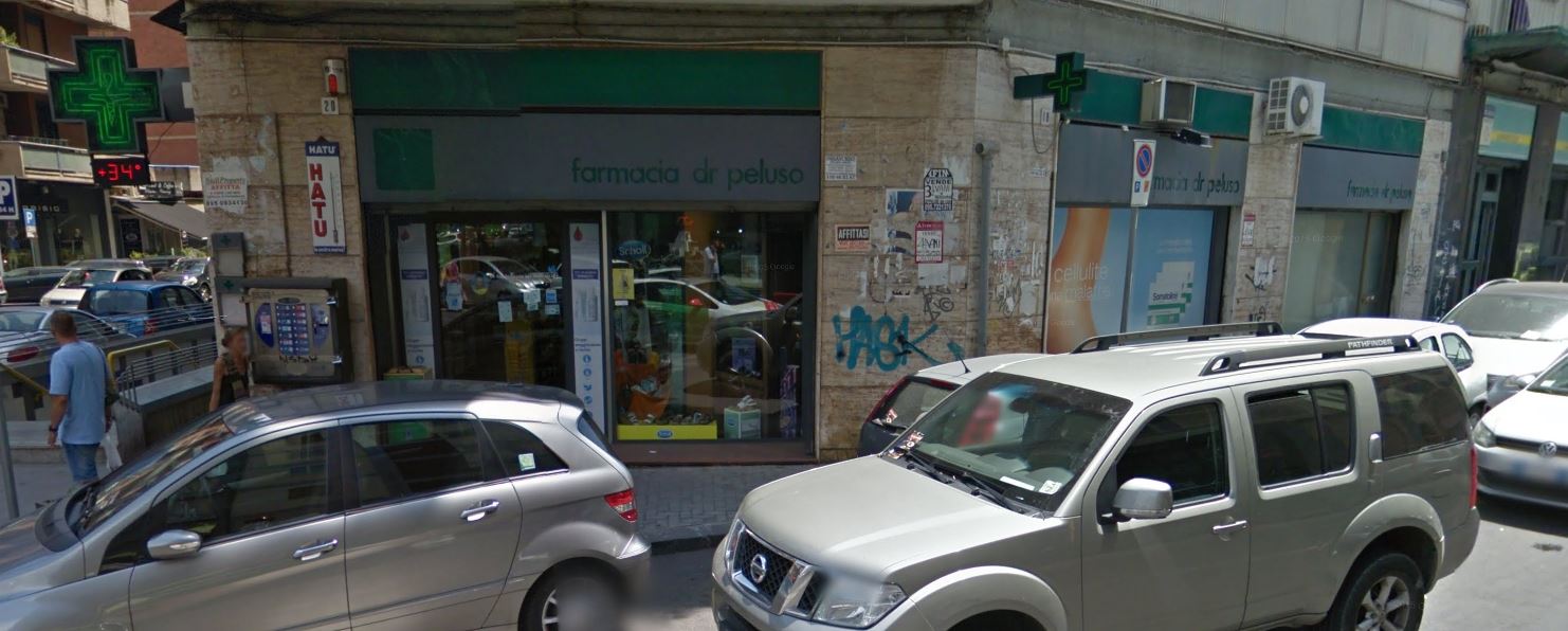 Viale Ionio, due giovani rapinano farmacia Volti coperti dai caschi e ... Viale Ionio, due giovani rapinano farmacia Volti coperti dai caschi e ...
