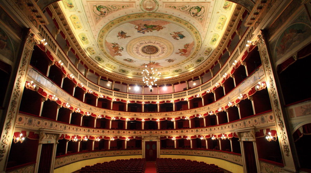 Piove dentro il teatro di Agrigento, piove sulla Capitale italiana ...