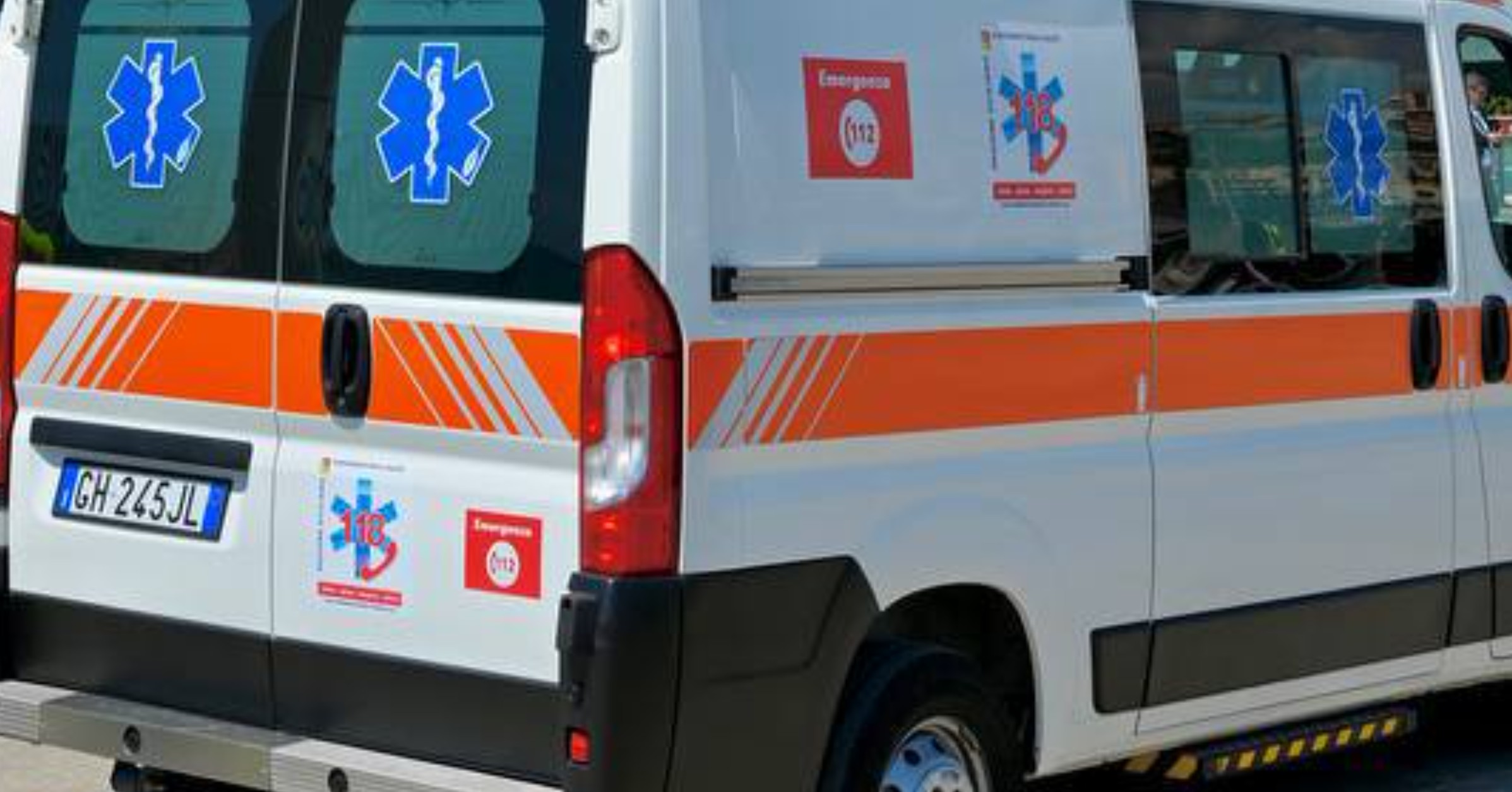 Operaio cade da oltre 10 metri, lavorava su un tetto in uno stabile a ...