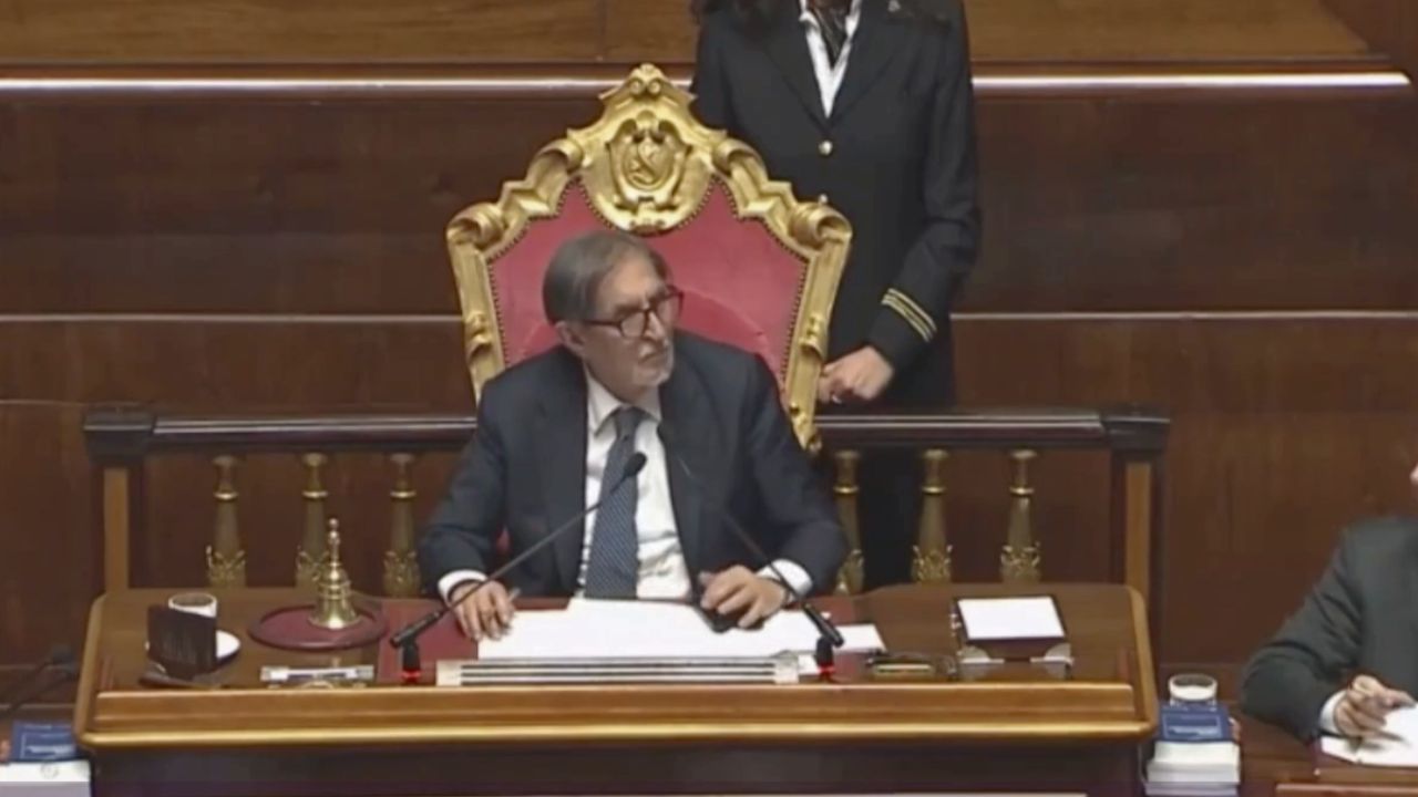 La Russa insulta a microfono aperto Nicita: «Come si chiama quel coglio*e?»