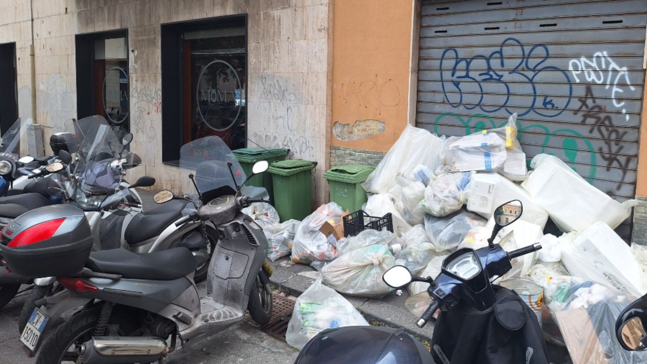 Catania, a largo Pascoli una montagna di rifiuti sul marciapiede