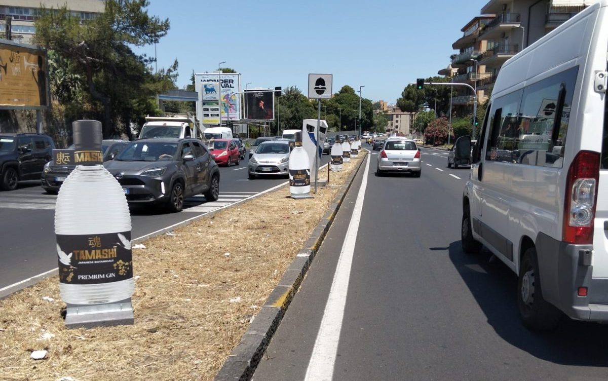 Catania, bottiglie di gin in Circonvallazione: nessun intervento dei vigili